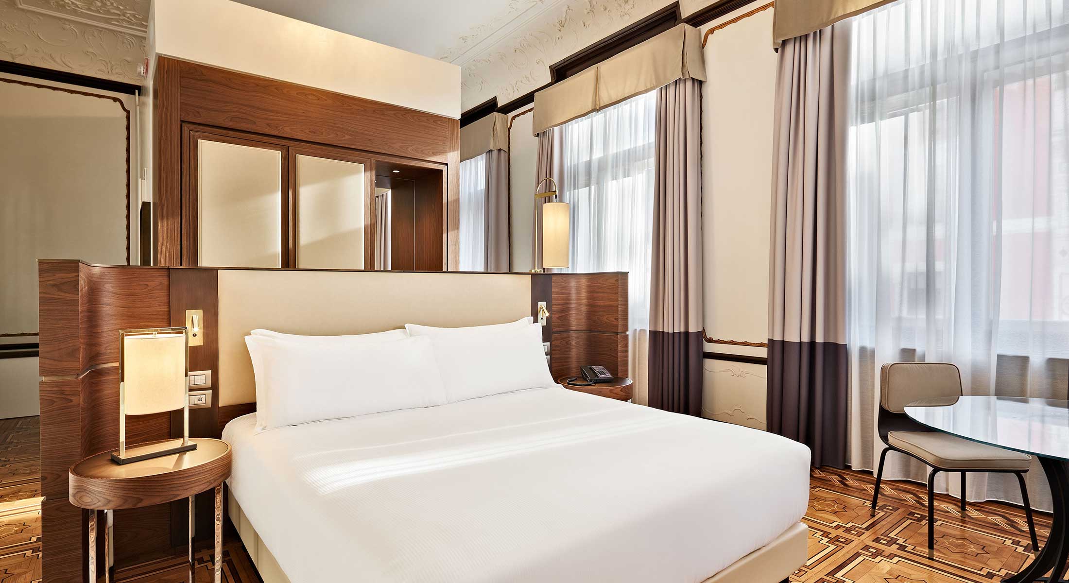 Historical deluxe room: espresso machine, minibar | Hilton Trieste